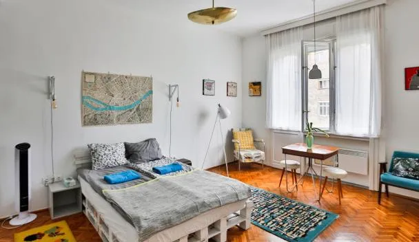 Bright Lights, Big City Studio, Budapest (tarifs actualisés pour 2026)
