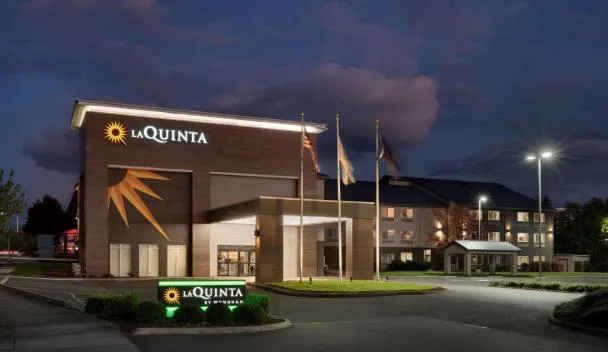 La Quinta Inn & Suites by Wyndham Springfield, Springfield (updated ...
