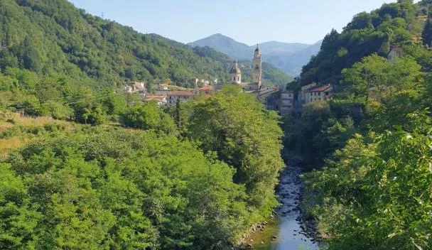 lake house, Mezzanego (updated prices 2026)