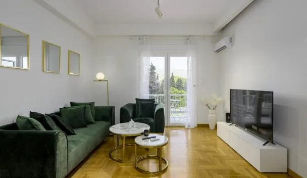 Lush Emerald apt steps from Acropolis & Plaka!, Atenas (precios ...