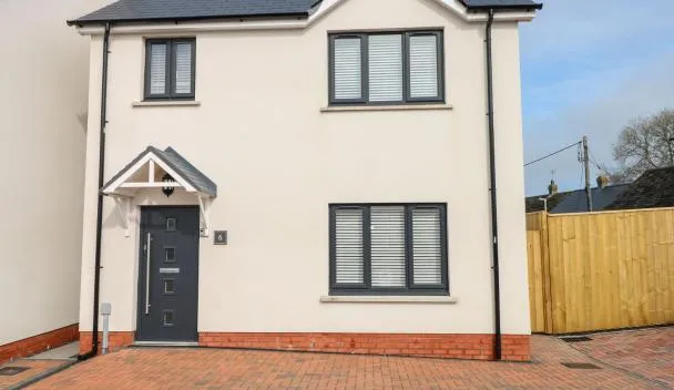 LunaRoxx, 6 Meadow Gardens, Kilgetty, Kilgetty (updated prices 2026)
