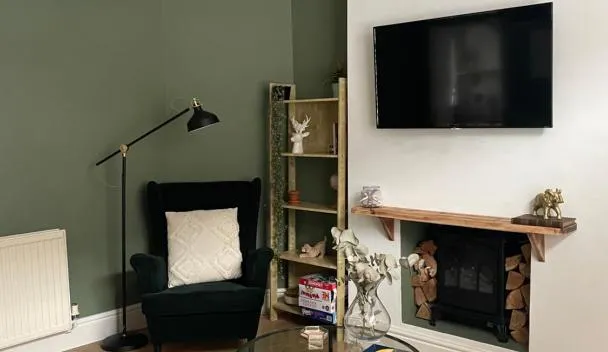 Hoole House- Recently decorated, bright and modern 2 bedroom house ...