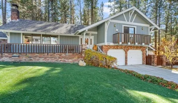 Avalon Retreat - A well-furnished cabin with a pool table and a Hot Tub ...