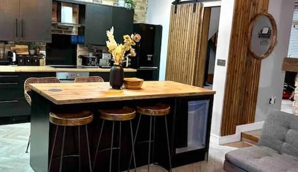 Large Peak District National Park Holiday House, Hadfield (updated ...