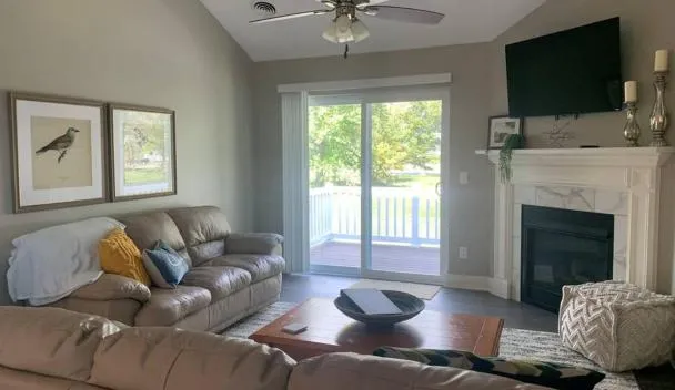 Modern 3-bedroom condo with gas fireplace, Bettendorf (updated prices 2026)