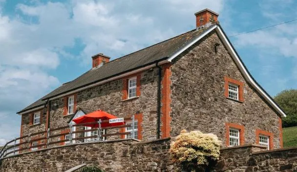 Luxury 5-Bed Farmhouse - Sleeps 8 & Hot Tub, Brecon (updated prices 2026)
