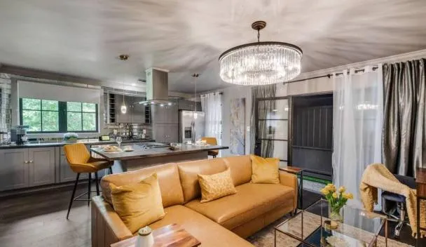 Upscale Vacation w Onsite Hot Tub & Balcony, Dallas (updated prices 2026)