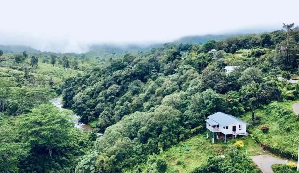 Willostays Amburan hills cabin with mountain waterfalls views, Pīrmed ...