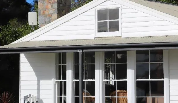 White Shell Cottage - Woodfire & Beachfront, Falmouth (updated prices 2026)
