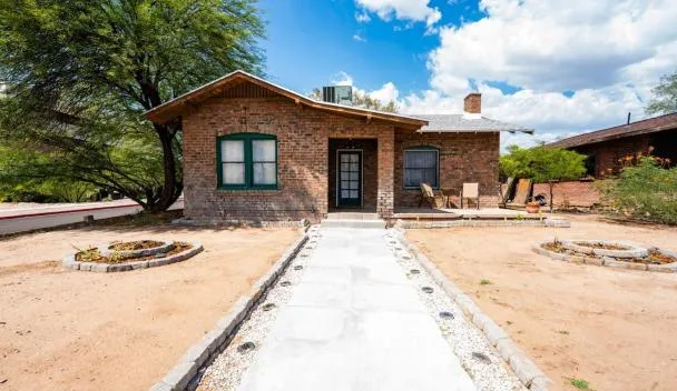 Work Desk- FirePit-Pool-Steps to UofA, Tucson (updated prices 2026)