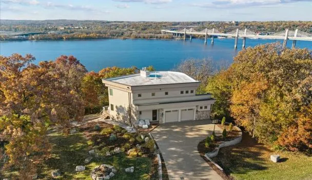 Family Lake Retreat Private Beach Dock Views, Hudson (updated prices 2026)