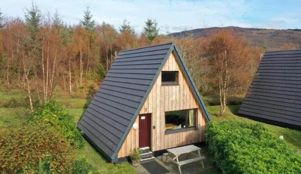 1 Bedroom Cabin with Mountain & Loch Views - Quiet Location between ...