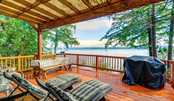 Waterfront Hood Canal Home with Pool Table!, Brinnon (updated prices 2026)