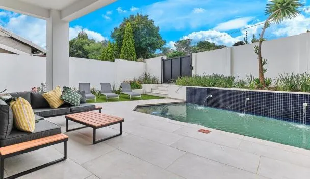 Contemporary Sandton 4bed-Villa, Rooftop Views, Solar-Inverter and ...
