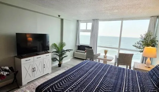 Newly updated king studio perfect for honeymooners, Daytona Beach ...