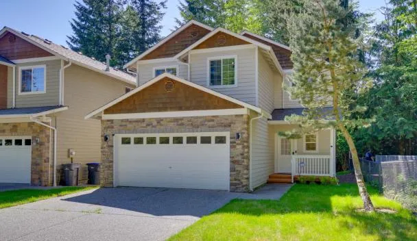 Deck w/ Forest View! Modern PNW Getaway By Boeing, Everett (precios ...