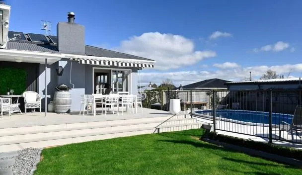 Comfortable home - pool and spa - walk to village, Havelock North ...