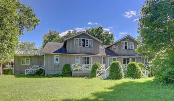 Mayfair Entire 10BR Cottage w Beach, Kayaks, Georgina (tarifs ...