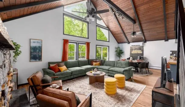 The Harmony Escape with Hot Tub, Sauna, Fire Pit, Games, Sleeps 18 ...