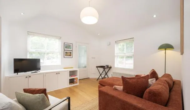 Beautiful Cottage near Richmond and River Thames - Pass the Keys ...