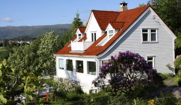 Historic Bergen Home with Dock Boat & Water Views, Bergen (precios ...