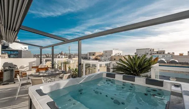 Luxury penthouse - Big terrace & Jacuzzi in Sliema, Il-Gżira taʼ Forti ...