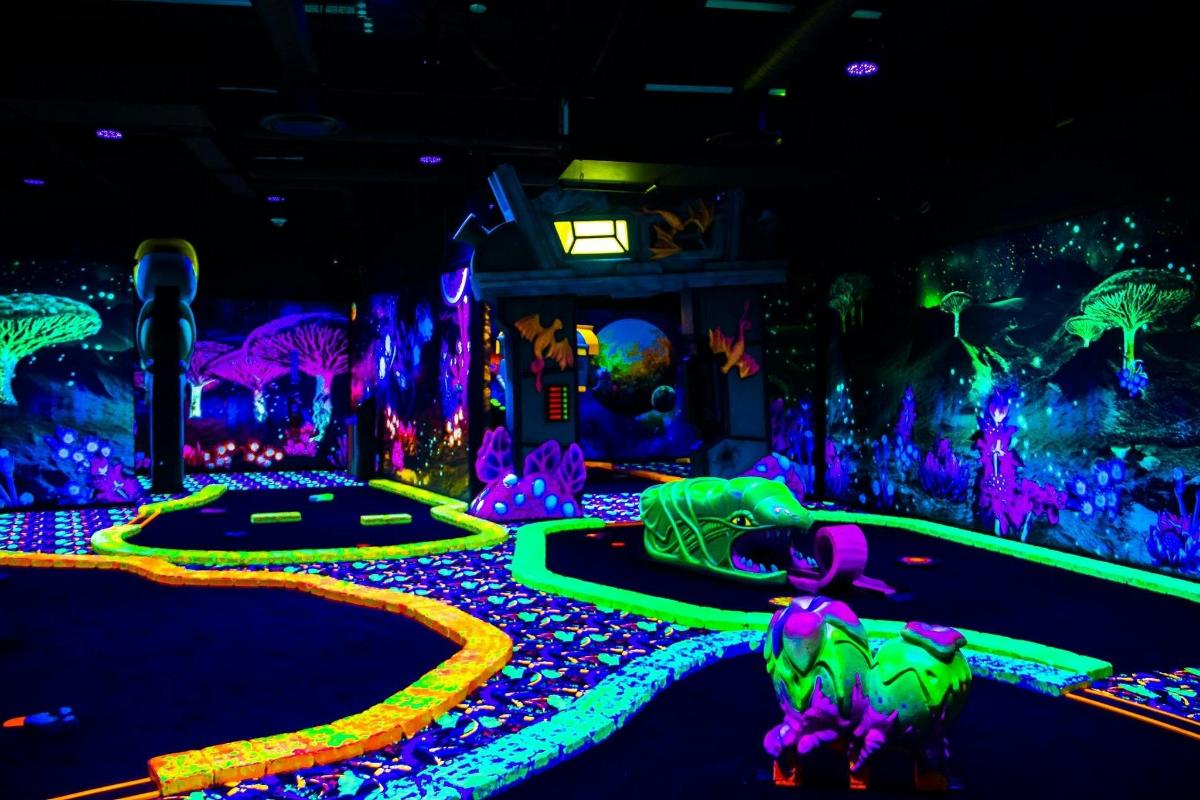 Schwarzlicht-Minigolf in der Mall American Dream in New York – Booking.com